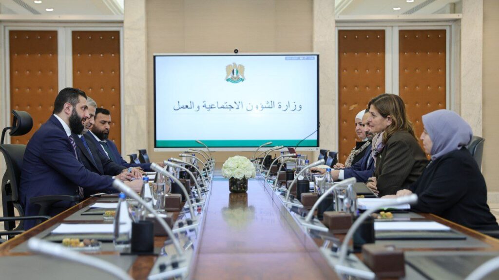 اجتمع رئيس الجمهورية السيد أحمد الشرع بوزيرة الشؤون الاجتماعية والعمل ...